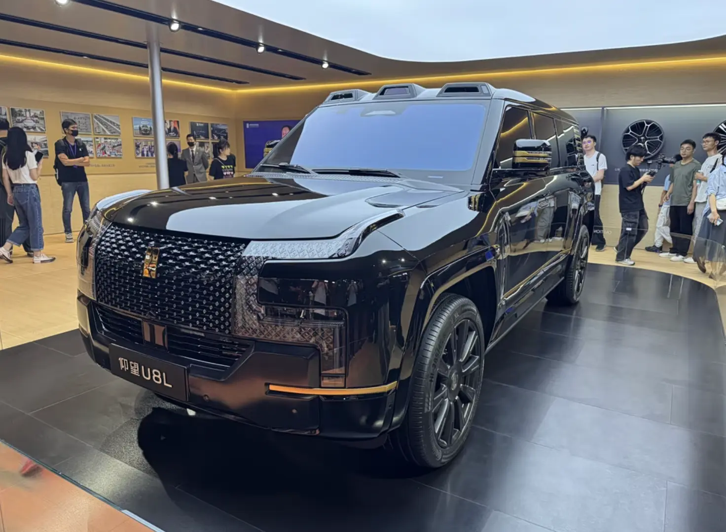 Yangwang U8L Turns Heads at Guangdong 2025 with a Striking Golden Finish